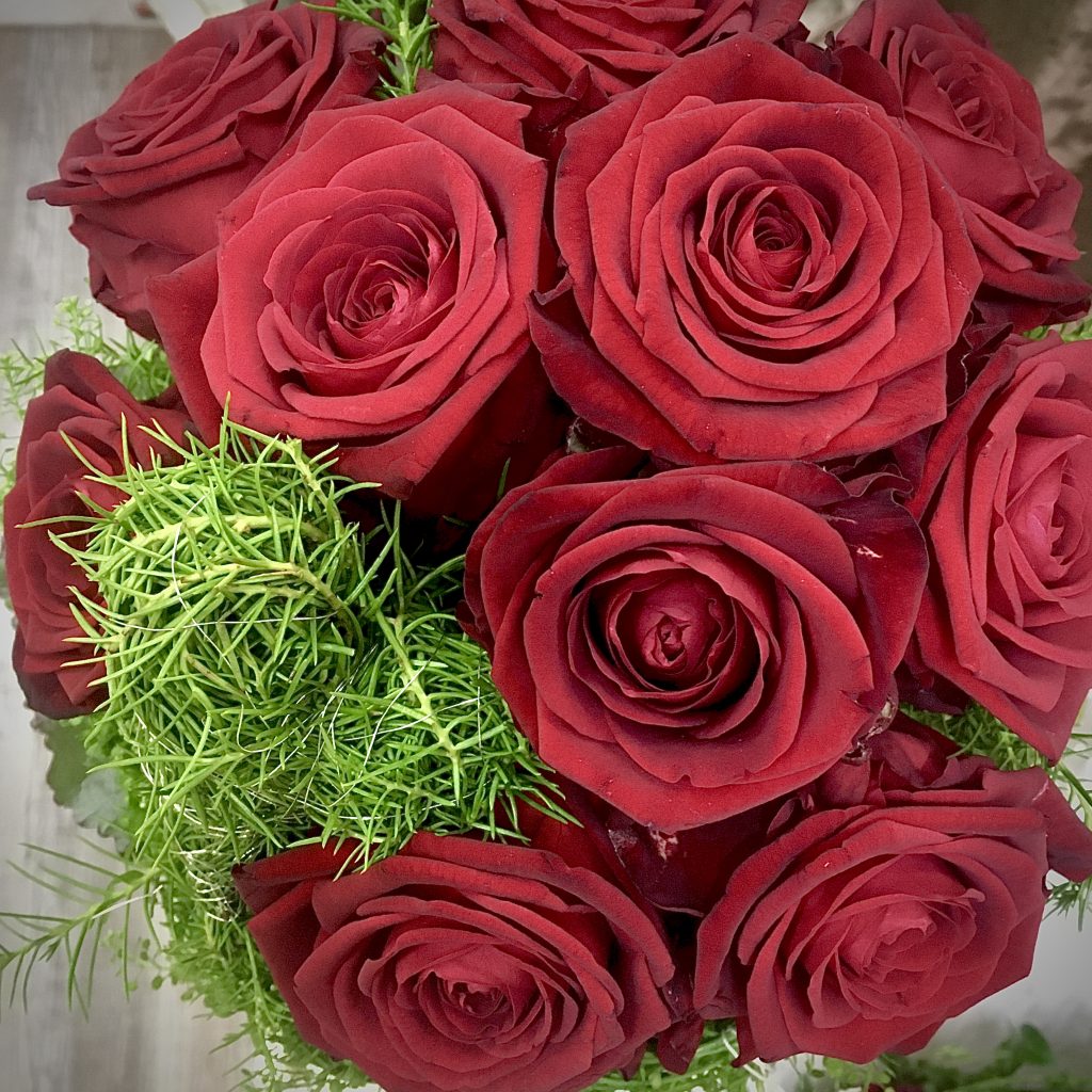 ‘Rosenrot’, Rosenstrauss in rot – Blumen & Ambiente